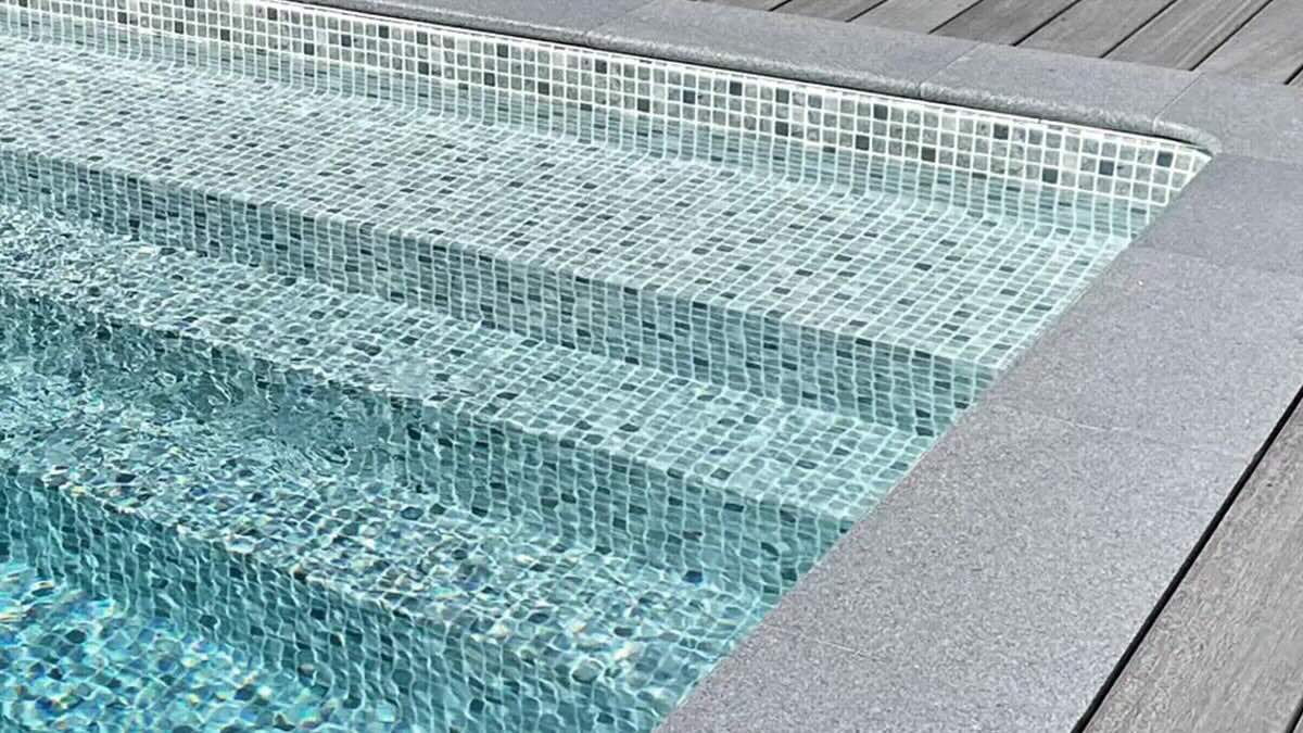 Pooltrappa underlättar badandet och ger härlig sittyta