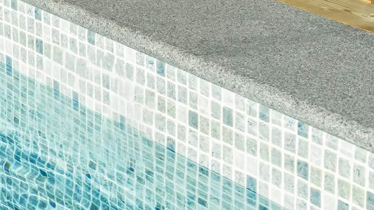 Poolsarg eller kantsten runt pool förhindrar halkolyckor